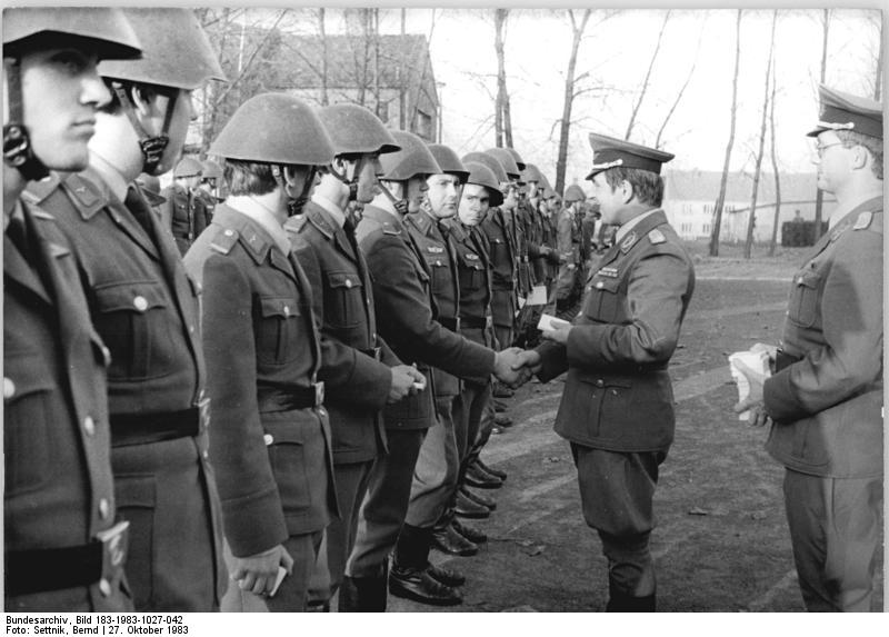 « Für den Schutz der Arbeiter-und-Bauern-Macht* » : le casque modèle 56 ...